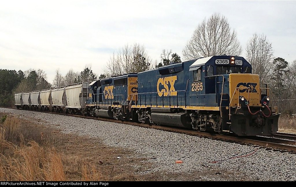 CSX RDSLUG 2365 leads GP40-2 mate 6965 with a local